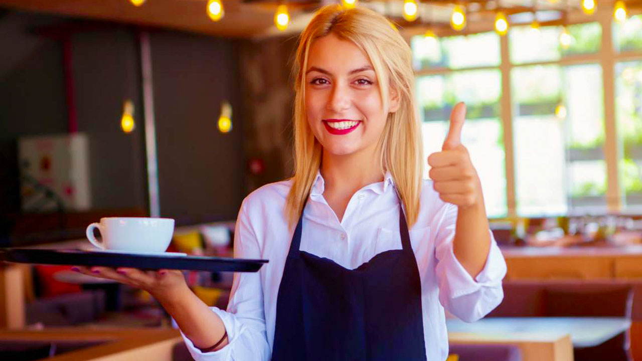 Waitress là gì? Vai trò và nhiệm vụ của waitress trong nhà hàng 2025